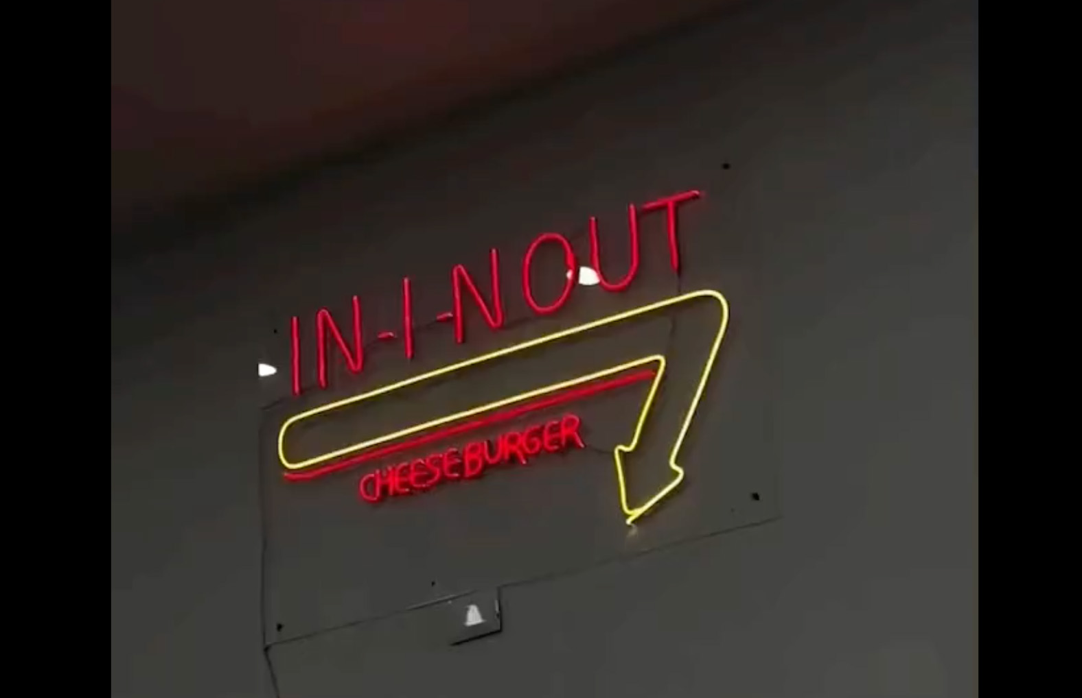 There’s A Knockoff of In-N-Out in Mexico Hilariously Called “In-I-Nout”